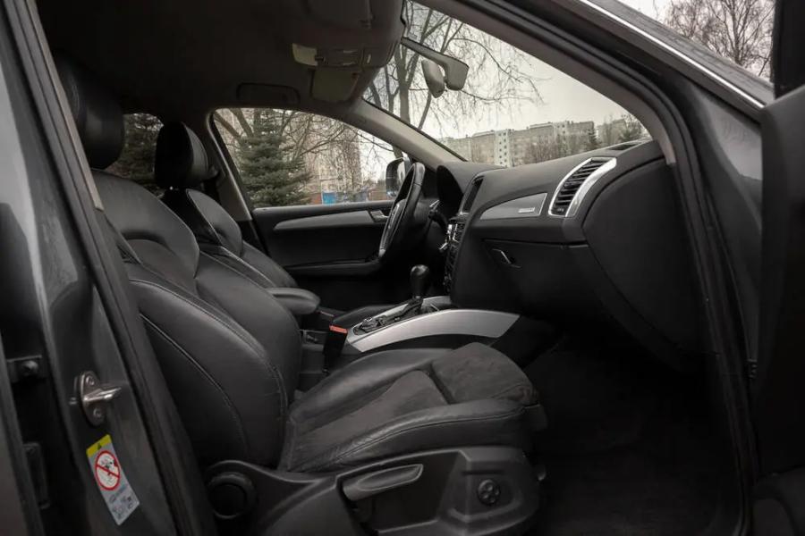 Grey Audi Q5 2011 in Jelgava, with an engine capacity of 2.00 L and mileage of 263 thousand km for 10900 €, photo 18 on AUTOMOTO.COM.LV