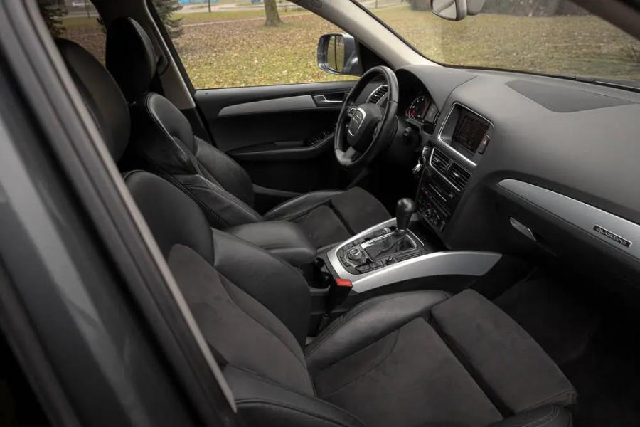 Grey Audi Q5 2011 in Jelgava, with an engine capacity of 2.00 L and mileage of 263 thousand km for 10900 €, photo 19 on AUTOMOTO.COM.LV