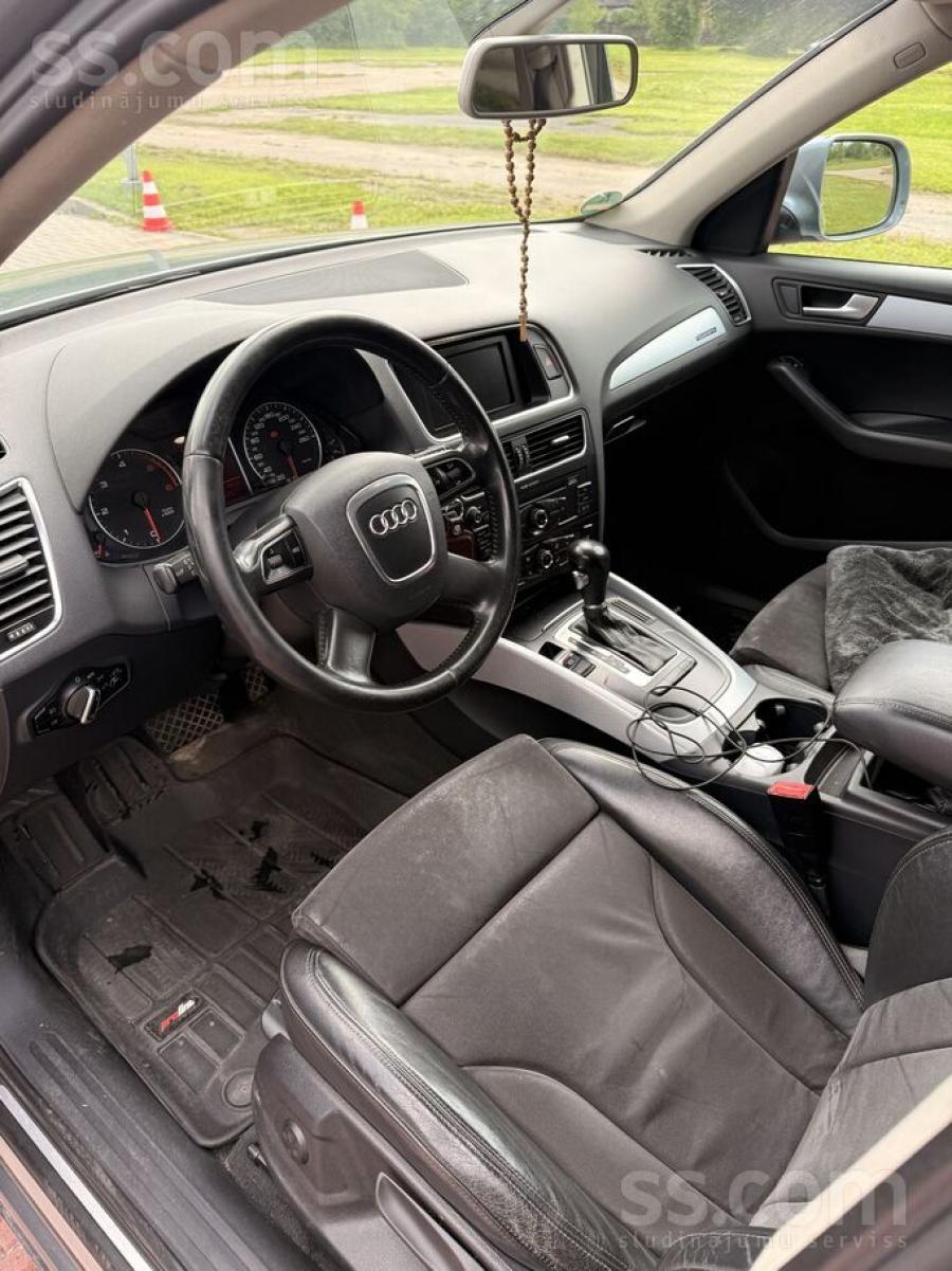 Grey Audi Q5 2011 in Jelgava, with an engine capacity of 2.00 L and mileage of 300 thousand km for 11000 €, photo 8 on AUTOMOTO.COM.LV