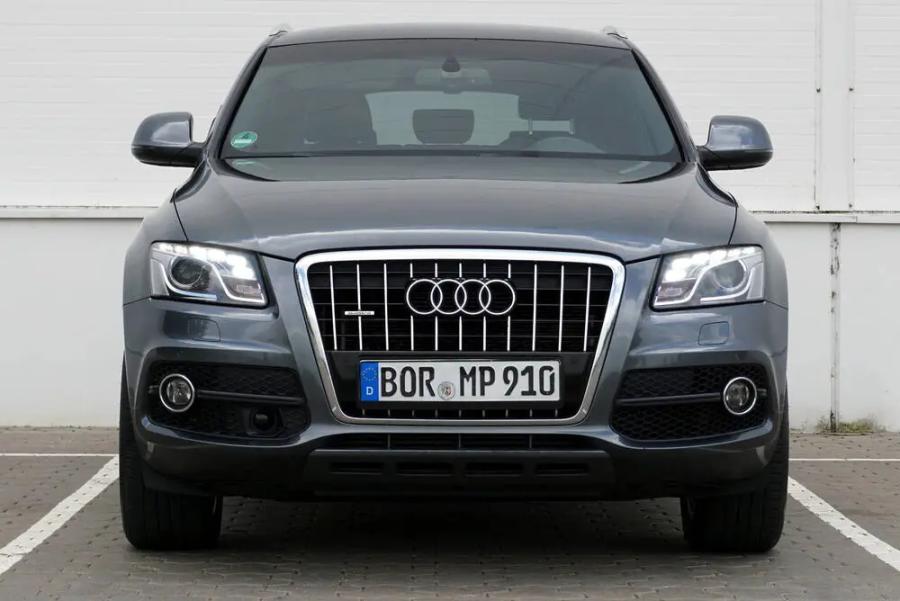 Grey Audi Q5 2012 in Riga, with an engine capacity of 3.00 L and mileage of 277 thousand km for 9700 €, photo 4 on AUTOMOTO.COM.LV