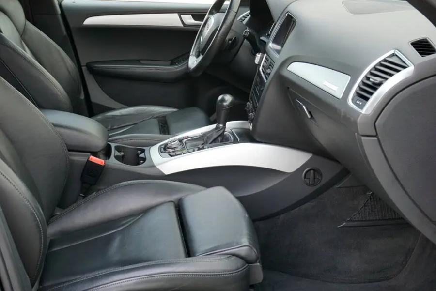 Grey Audi Q5 2012 in Riga, with an engine capacity of 3.00 L and mileage of 277 thousand km for 9700 €, photo 18 on AUTOMOTO.COM.LV