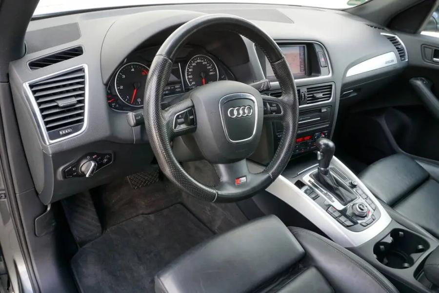 Grey Audi Q5 2012 in Riga, with an engine capacity of 3.00 L and mileage of 277 thousand km for 9700 €, photo 24 on AUTOMOTO.COM.LV