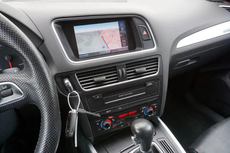 Grey Audi Q5 2012 in Riga, with an engine capacity of 3.00 L and mileage of 277 thousand km for 9700 €, photo 30 on AUTOMOTO.COM.LV