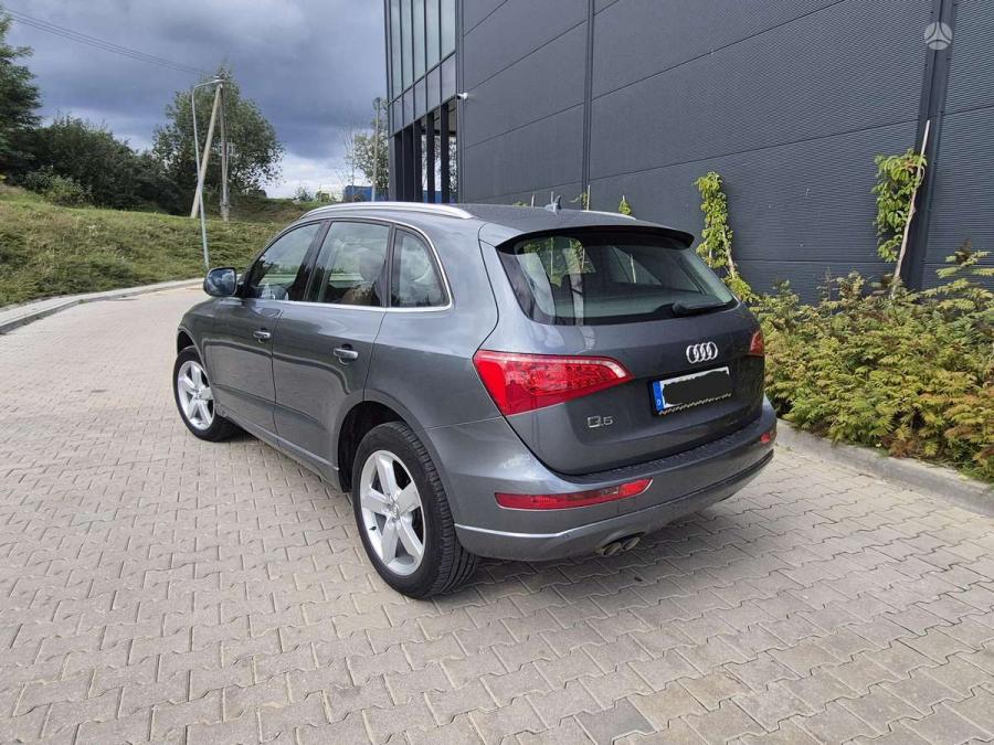 Grey Audi Q5 2012 in Vilnius, with an engine capacity of 1.97 L and mileage of 245 thousand km for 11000 €, photo 1 on AUTOMOTO.COM.LV