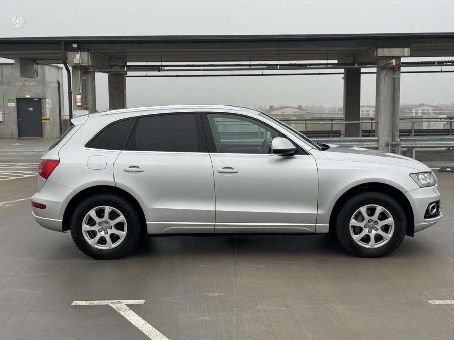 Pelēks Audi Q5 2013 Viļņa, ar dzinēja tilpumu 2.00 L un nobraukumu 403 tūkst. km par 8700 €, foto 4 vietnē AUTOMOTO.COM.LV