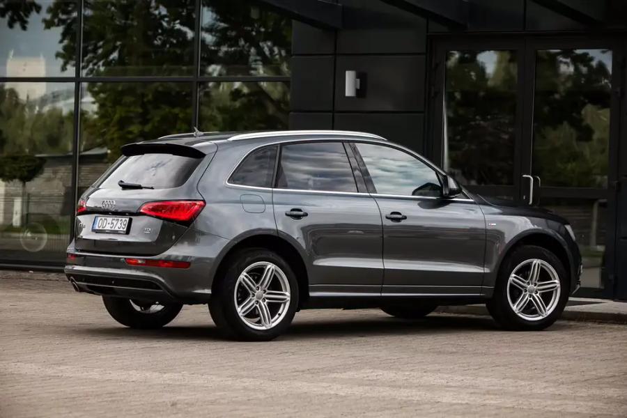 Grey Audi Q5 2013 in Jelgava, with an engine capacity of 2.00 L and mileage of 256 thousand km for 13900 €, photo 8 on AUTOMOTO.COM.LV