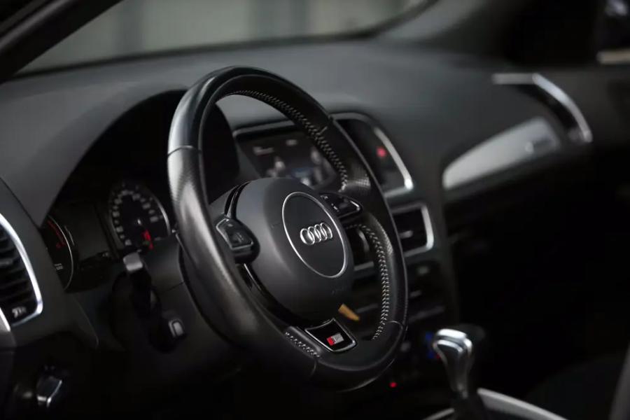 Grey Audi Q5 2013 in Jelgava, with an engine capacity of 2.00 L and mileage of 256 thousand km for 13900 €, photo 12 on AUTOMOTO.COM.LV