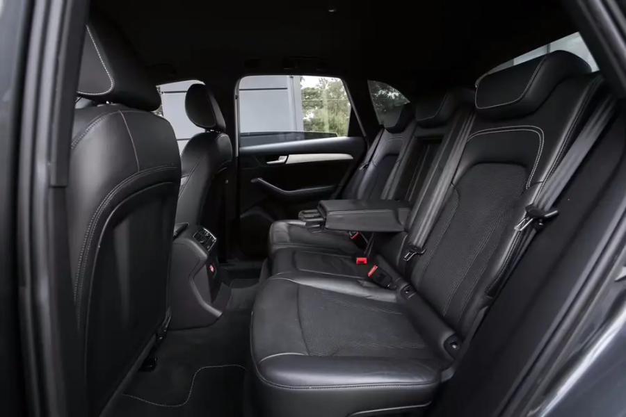 Grey Audi Q5 2013 in Jelgava, with an engine capacity of 2.00 L and mileage of 256 thousand km for 13900 €, photo 15 on AUTOMOTO.COM.LV