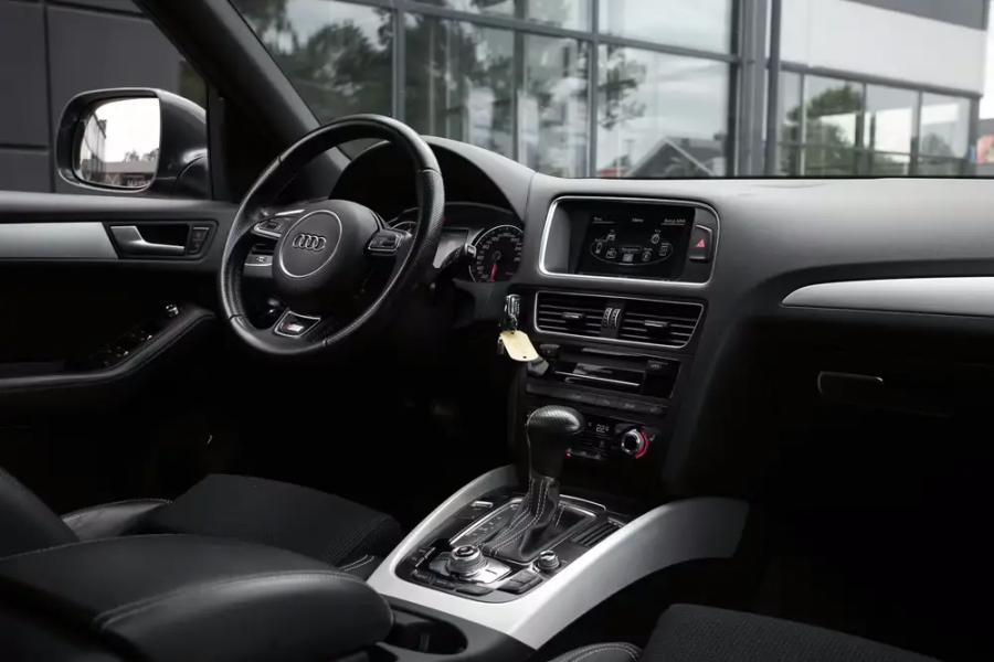 Grey Audi Q5 2013 in Jelgava, with an engine capacity of 2.00 L and mileage of 256 thousand km for 13900 €, photo 19 on AUTOMOTO.COM.LV