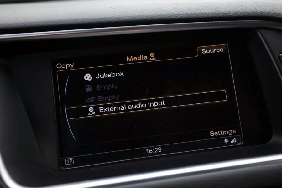 Grey Audi Q5 2013 in Jelgava, with an engine capacity of 2.00 L and mileage of 256 thousand km for 13900 €, photo 24 on AUTOMOTO.COM.LV