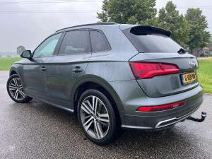 Grey Audi Q5 2017 in Vilnius, with an engine capacity of 1.98 L and mileage of 224 thousand km for 22550 €, photo 3 on AUTOMOTO.COM.LV