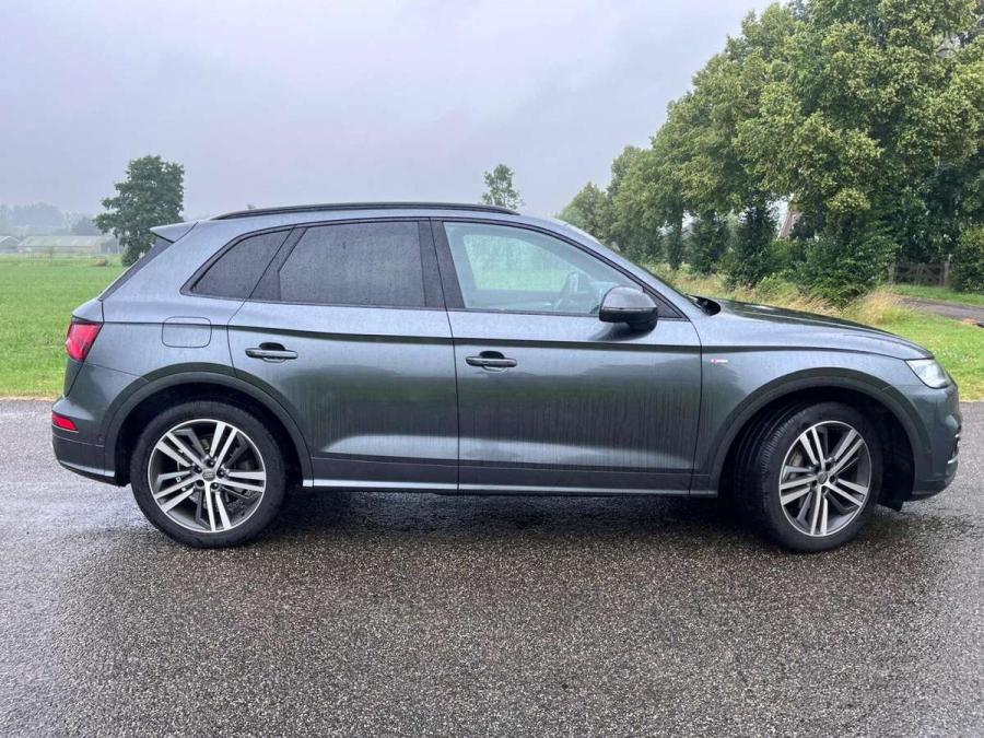 Grey Audi Q5 2017 in Vilnius, with an engine capacity of 1.98 L and mileage of 224 thousand km for 22550 €, photo 4 on AUTOMOTO.COM.LV