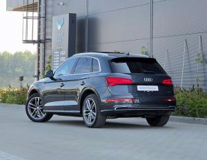 Grey Audi Q5 2017 in Vilnius, with an engine capacity of 2.00 L and mileage of 211 thousand km for 22350 €, photo 3 on AUTOMOTO.COM.LV