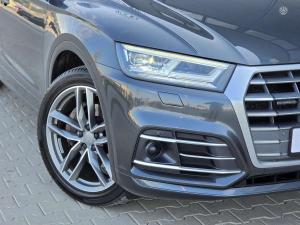 Grey Audi Q5 2017 in Vilnius, with an engine capacity of 2.00 L and mileage of 211 thousand km for 22350 €, photo 17 on AUTOMOTO.COM.LV