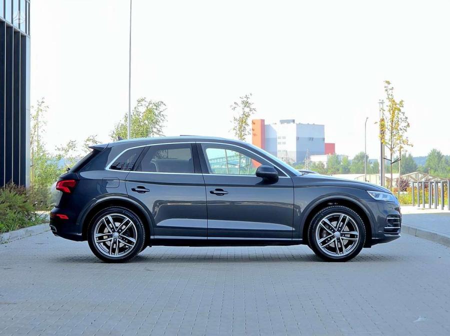 Grey Audi Q5 2017 in Vilnius, with an engine capacity of 2.00 L and mileage of 211 thousand km for 22350 €, photo 4 on AUTOMOTO.COM.LV
