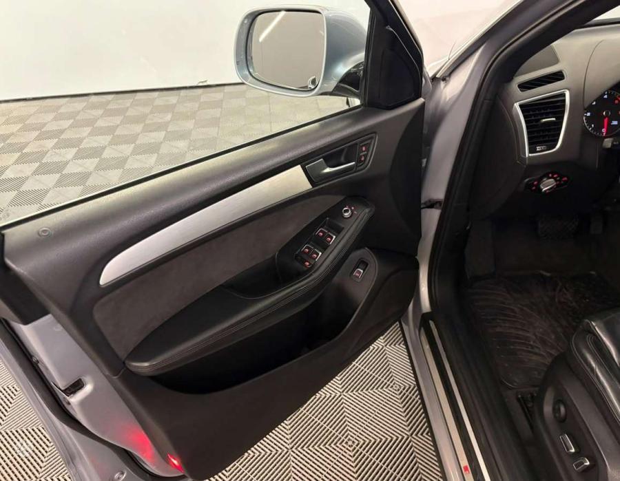 Grey Audi Q5 2017 in Marijampole, with an engine capacity of 2.97 L and mileage of 229 thousand km for 13999 €, photo 29 on AUTOMOTO.COM.LV