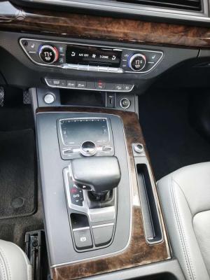 Grey Audi Q5 2018 in Vilnius, with an engine capacity of 1.98 L and mileage of 101 thousand km for 20700 €, photo 18 on AUTOMOTO.COM.LV