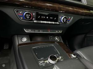 Grey Audi Q5 2019 in Vilnius, with an engine capacity of 1.98 L and mileage of 118 thousand km for 22300 €, photo 17 on AUTOMOTO.COM.LV