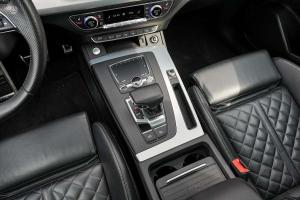 Grey Audi Q5 2019 in Kaunas, with an engine capacity of 2.97 L and mileage of 252 thousand km for 25950 €, photo 23 on AUTOMOTO.COM.LV