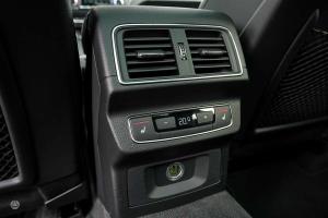 Grey Audi Q5 2019 in Kaunas, with an engine capacity of 2.97 L and mileage of 252 thousand km for 25950 €, photo 37 on AUTOMOTO.COM.LV