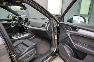 Grey Audi Q5 2019 in Kaunas, with an engine capacity of 2.97 L and mileage of 252 thousand km for 25950 €, photo 40 on AUTOMOTO.COM.LV