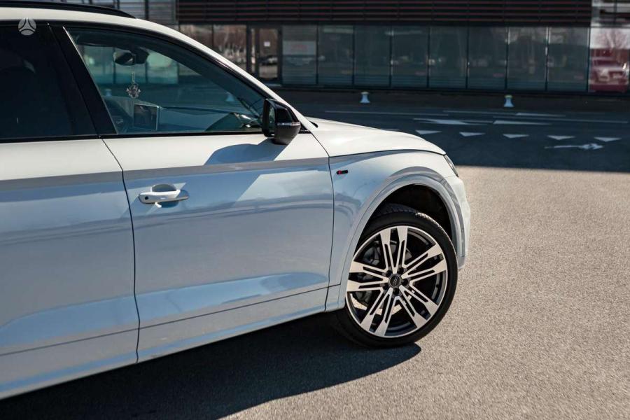 Grey Audi Q5 2020 in Klaipeda, with an engine capacity of 2.00 L and mileage of 59 thousand km for 28999 €, photo 17 on AUTOMOTO.COM.LV