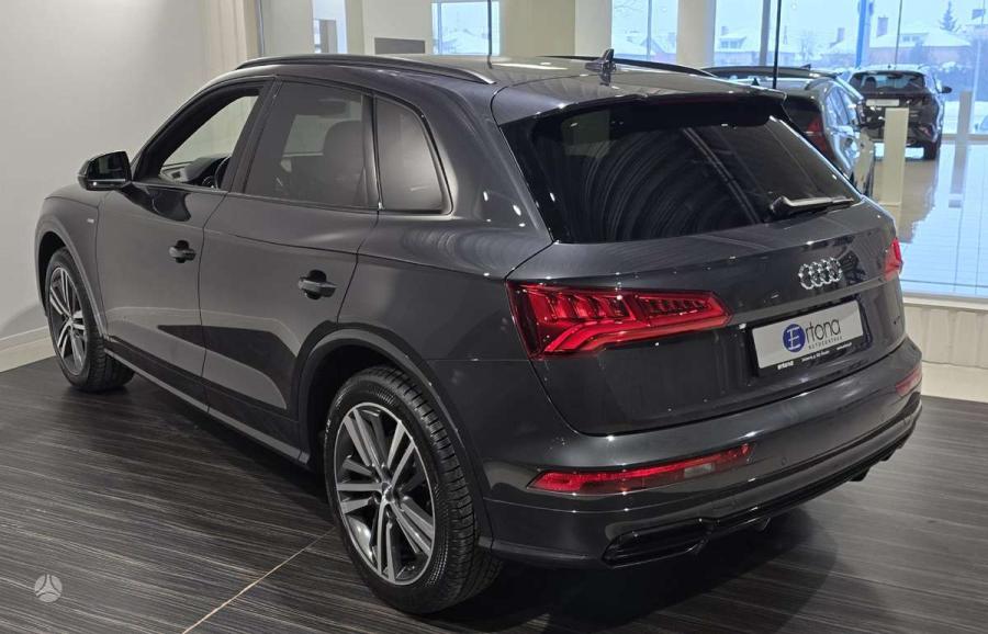 Grey Audi Q5 2020 in Siauliai, with an engine capacity of 1.97 L and mileage of 78 thousand km for 29500 €, photo 3 on AUTOMOTO.COM.LV
