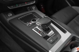 Grey Audi Q5 2020 in Vilnius, with an engine capacity of 2.00 L and mileage of 133 thousand km for 29100 €, photo 11 on AUTOMOTO.COM.LV