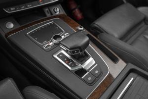 Pelēks Audi Q5 2020 Viļņa, ar dzinēja tilpumu 2.00 L un nobraukumu 158 tūkst. km par 26600 €, foto 23 vietnē AUTOMOTO.COM.LV