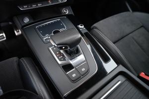Grey Audi Q5 2020 in Riga, with an engine capacity of 3.00 L and mileage of 203 thousand km for 24990 €, photo 27 on AUTOMOTO.COM.LV