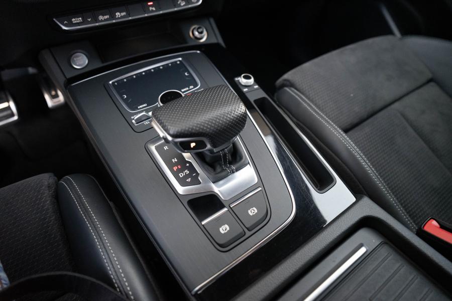 Grey Audi Q5 2020 in Riga, with an engine capacity of 3.00 L and mileage of 203 thousand km for 24990 €, photo 27 on AUTOMOTO.COM.LV