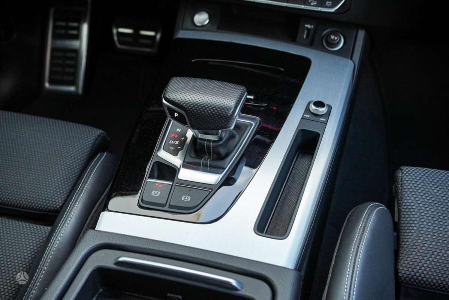 Grey Audi Q5 2021 in Kaunas, with an engine capacity of 1.97 L and mileage of 212 thousand km for 27950 €, photo 24 on AUTOMOTO.COM.LV