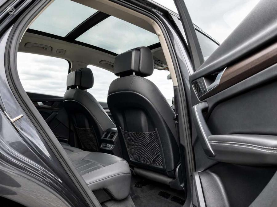 Grey Audi Q5 2021 in Mazeikiai, with an engine capacity of 1.98 L and mileage of 240 thousand km for 20100 €, photo 11 on AUTOMOTO.COM.LV