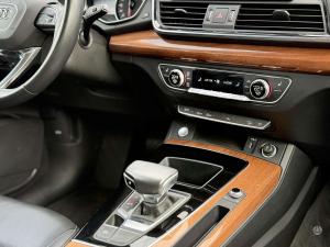 Grey Audi Q5 2021 in Vilnius, with an engine capacity of 1.98 L and mileage of 57 thousand km for 28900 €, photo 15 on AUTOMOTO.COM.LV