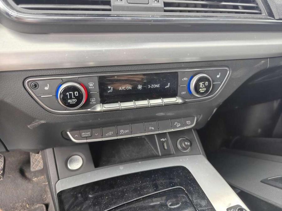 Grey Audi Q5 2021 in Mazeikiai, with an engine capacity of 1.98 L and mileage of 125 thousand km for 18999 €, photo 12 on AUTOMOTO.COM.LV