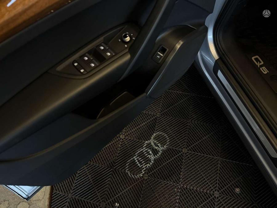 Pelēks Audi Q5 2021 Kauņa, ar dzinēja tilpumu 1.98 L un nobraukumu 64 tūkst. km par 26990 €, foto 28 vietnē AUTOMOTO.COM.LV