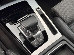 Grey Audi Q5 2022 in Kaunas, with an engine capacity of 1.97 L and mileage of 96 thousand km for 36900 €, photo 19 on AUTOMOTO.COM.LV