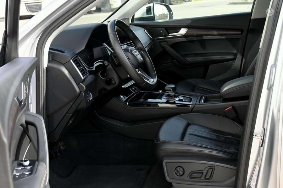 Grey Audi Q5 2022 in Kretinga, with an engine capacity of 1.98 L and mileage of 45 thousand km for 33999 €, photo 17 on AUTOMOTO.COM.LV