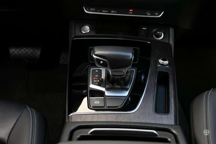 Grey Audi Q5 2022 in Kretinga, with an engine capacity of 1.98 L and mileage of 45 thousand km for 33999 €, photo 33 on AUTOMOTO.COM.LV