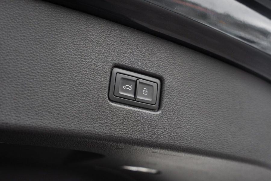 Grey Audi Q5 2022 in Marupe, with an engine capacity of 2.00 L and mileage of 82 thousand km for 33700 €, photo 56 on AUTOMOTO.COM.LV