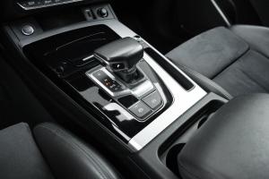 Grey Audi Q5 2022 in Marupe, with an engine capacity of 2.00 L and mileage of 82 thousand km for 33700 €, photo 47 on AUTOMOTO.COM.LV