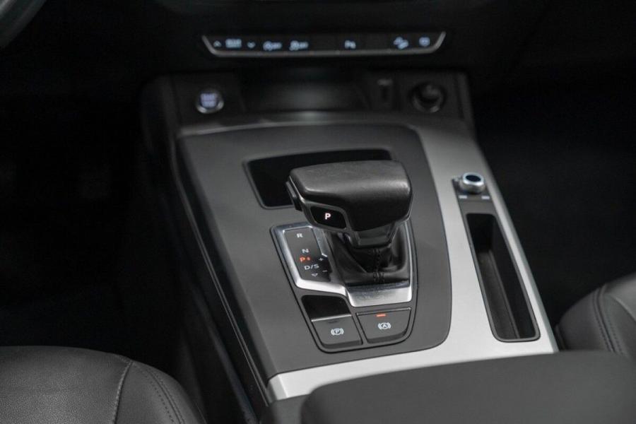 Grey Audi Q5 2023 in Vilnius, with an engine capacity of 2.00 L and mileage of 71 thousand km for 38900 €, photo 17 on AUTOMOTO.COM.LV
