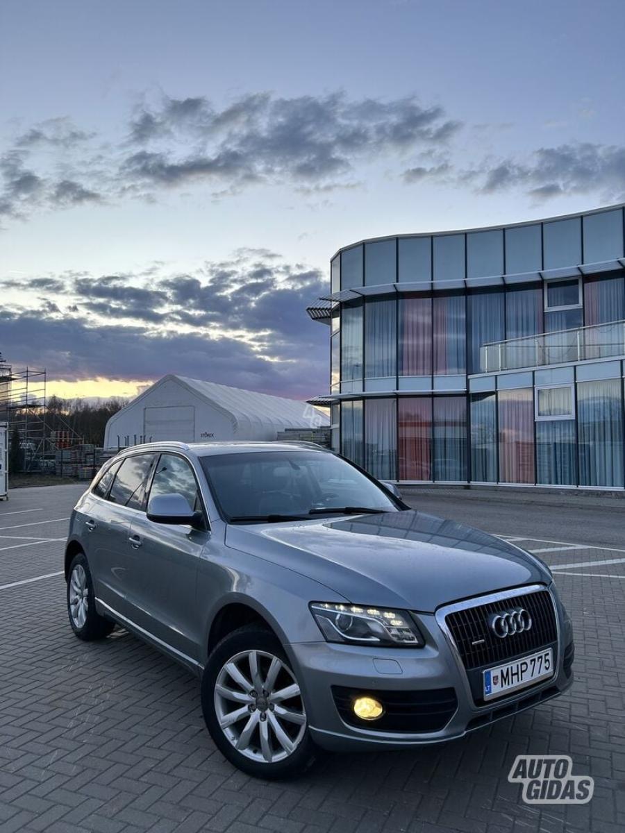 Pelēks Audi Q5 2010 Panevēža, ar dzinēja tilpumu 2.00 L un nobraukumu 297 tūkst. km par 10700 €, foto 1 vietnē AUTOMOTO.COM.LV