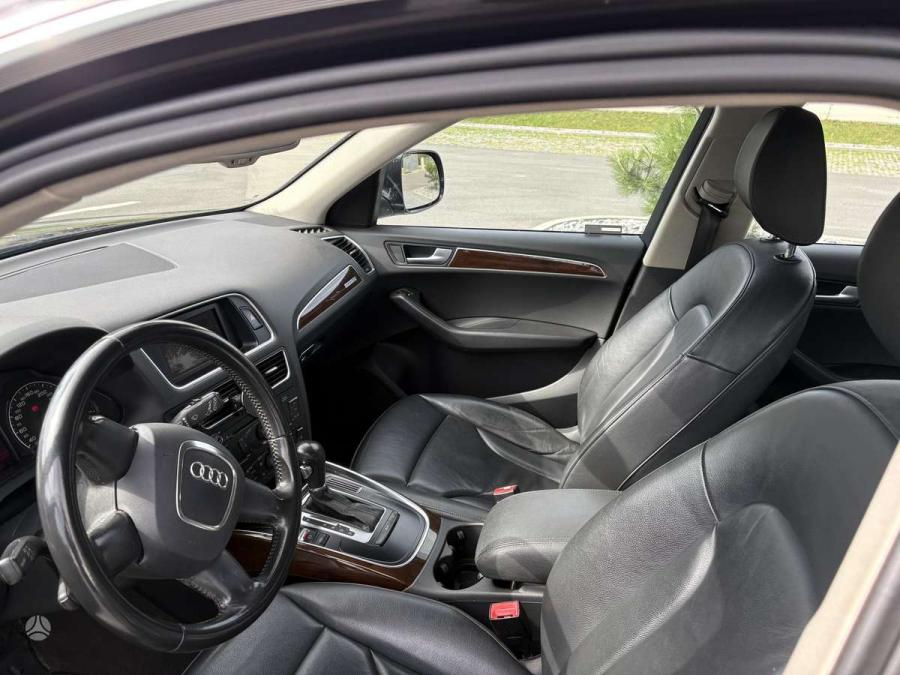 Violet Audi Q5 2011 in Kaunas, with an engine capacity of 1.98 L and mileage of 143 thousand km for 9999 €, photo 8 on AUTOMOTO.COM.LV