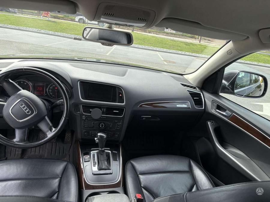 Violet Audi Q5 2011 in Kaunas, with an engine capacity of 1.98 L and mileage of 143 thousand km for 9999 €, photo 10 on AUTOMOTO.COM.LV