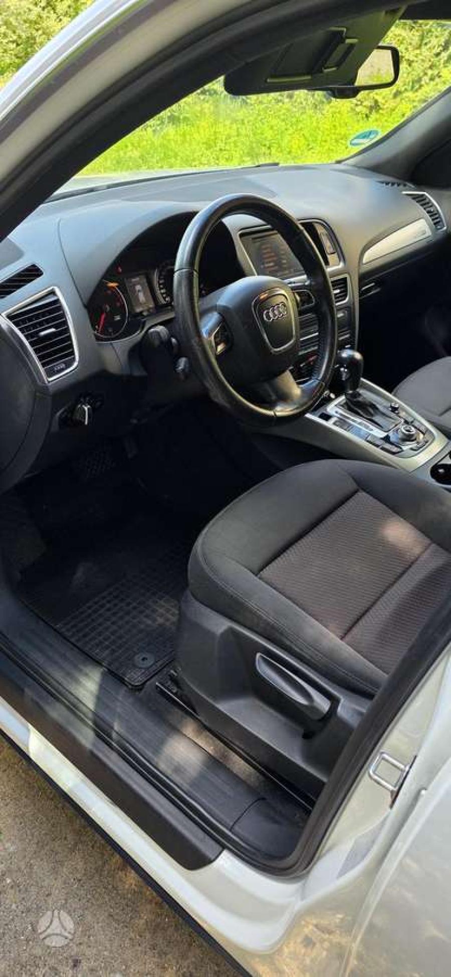 White Audi Q5 2009 in Vilnius, with an engine capacity of 1.97 L and mileage of 298 thousand km for 5950 €, photo 19 on AUTOMOTO.COM.LV