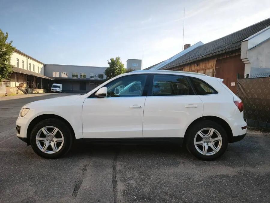 White Audi Q5 2009 in Cesis, with an engine capacity of 2.00 L and mileage of 266 thousand km for 7750 €, photo 5 on AUTOMOTO.COM.LV