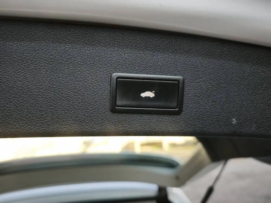 White Audi Q5 2009 in Cesis, with an engine capacity of 2.00 L and mileage of 266 thousand km for 7750 €, photo 11 on AUTOMOTO.COM.LV