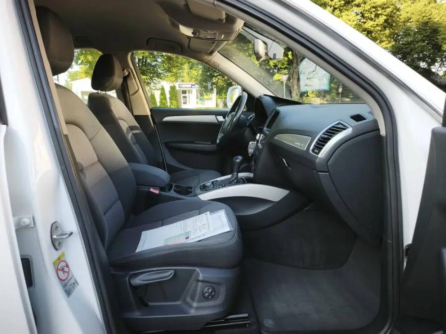 White Audi Q5 2009 in Cesis, with an engine capacity of 2.00 L and mileage of 266 thousand km for 7750 €, photo 16 on AUTOMOTO.COM.LV