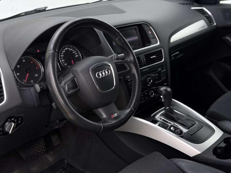 White Audi Q5 2009 in Vilnius, with an engine capacity of 1.97 L and mileage of 303 thousand km for 6900 €, photo 10 on AUTOMOTO.COM.LV